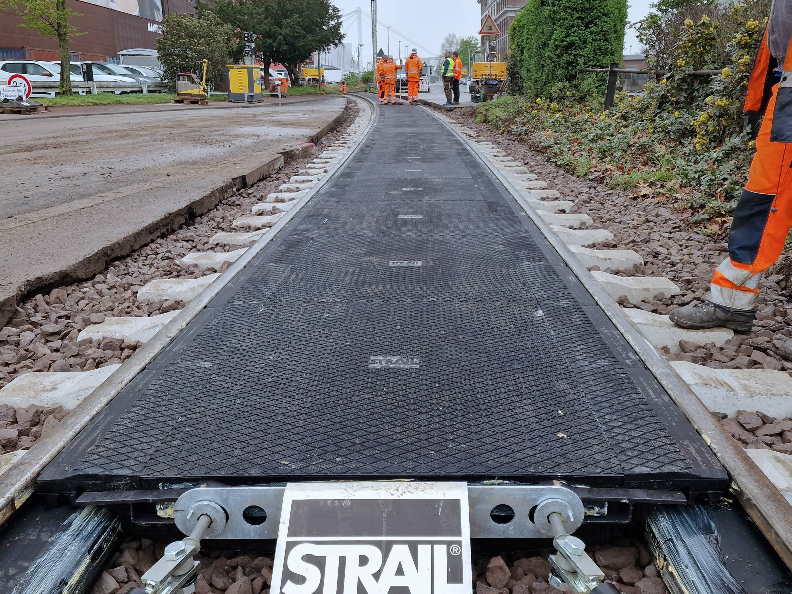 Mannheim: Neue Velostrail-Platten für Bahnüberführung! - JOSEF HELL | Oerlenbach | Eltingshausen ...